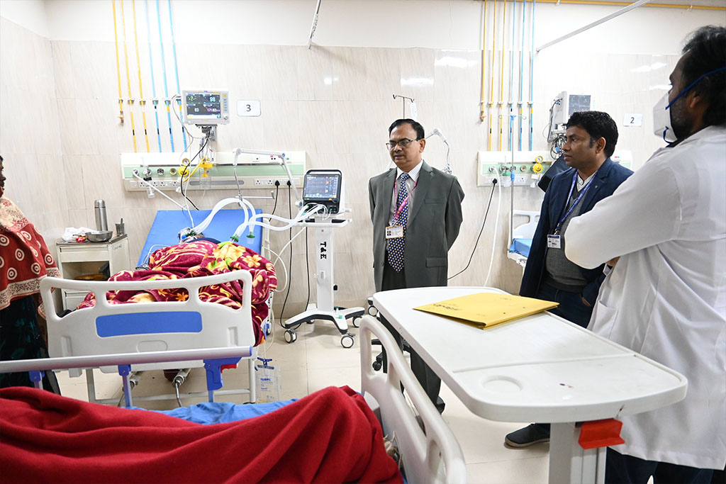 Executive Director Sir took rounds of the Trauma and Emergency Ward and ...